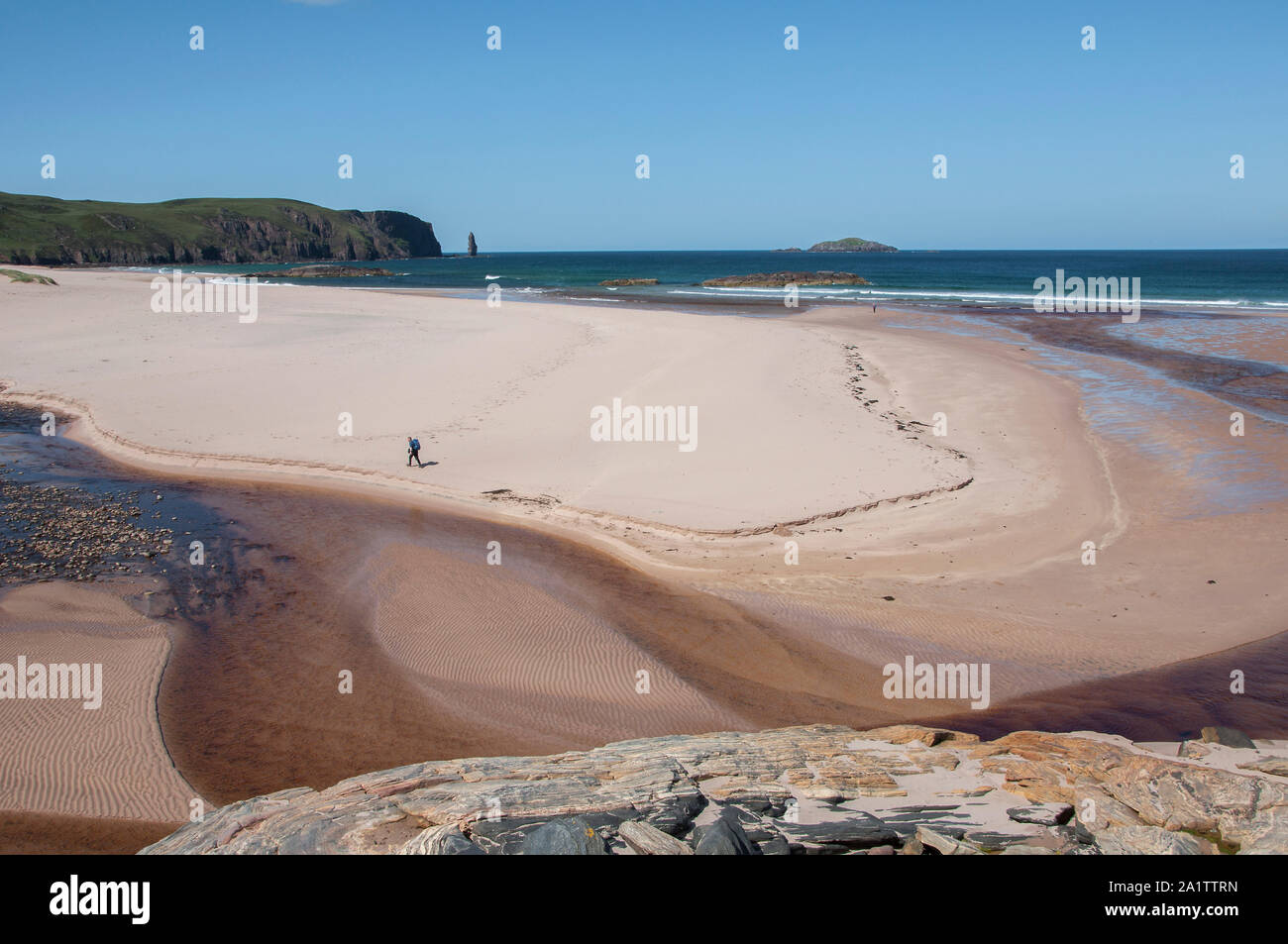 Am Buachaille sea stack and Sandwood Bay, Sutherland, NW Scotland Stock ...
