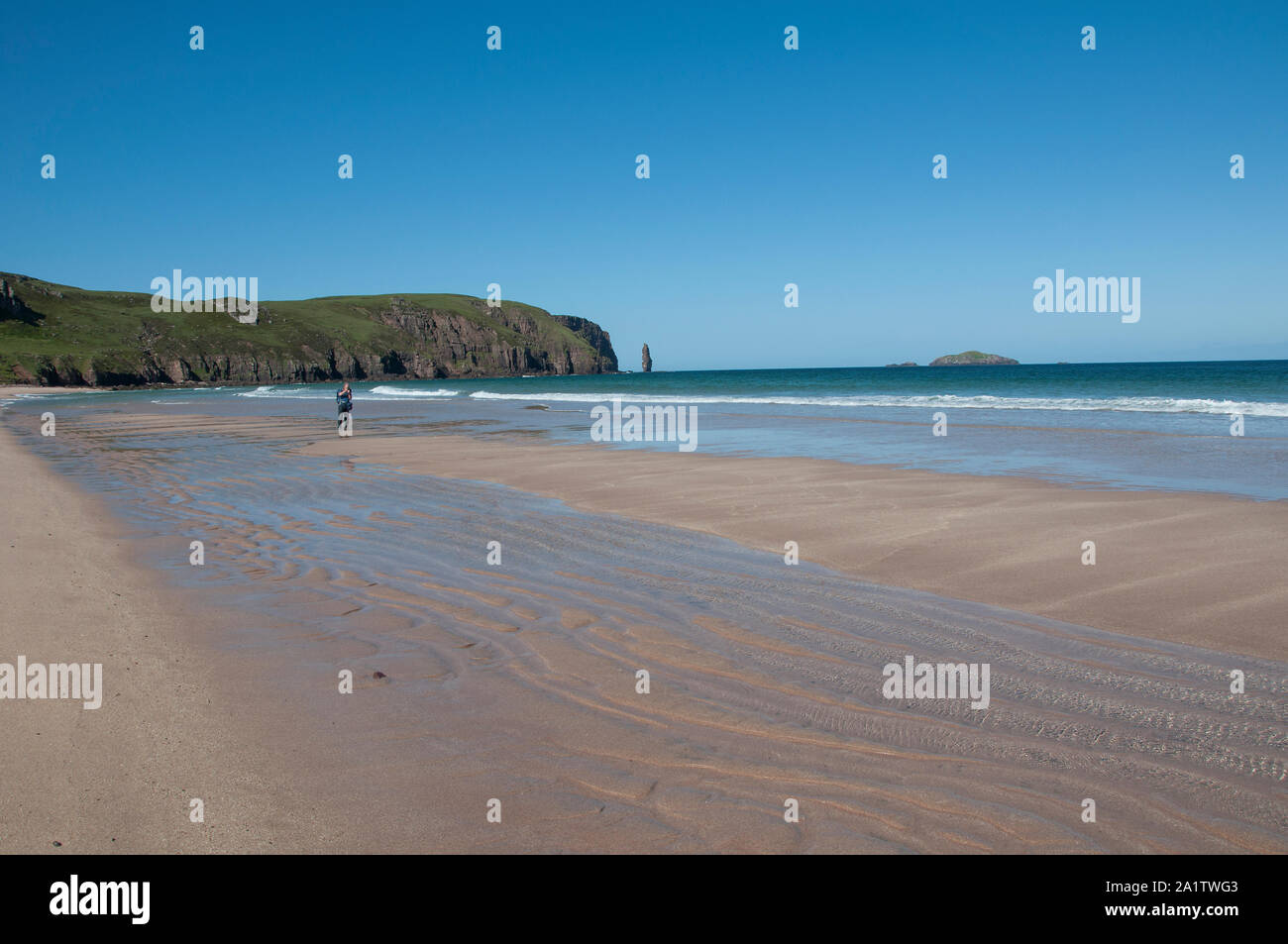 Am Buachaille sea stack and Sandwood Bay, Sutherland, NW Scotland Stock ...