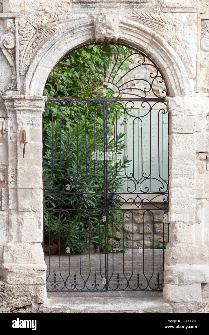 Cast iron gate hi-res stock photography and images - Alamy