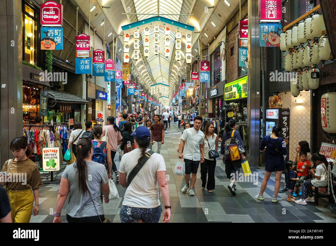 The Teramachi Kyogoku shopping arcade in downtown Kyoto Stock Photo - Alamy