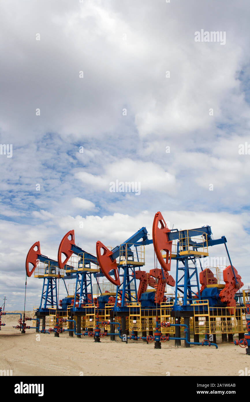 Oil pumps on sand hi-res stock photography and images - Alamy
