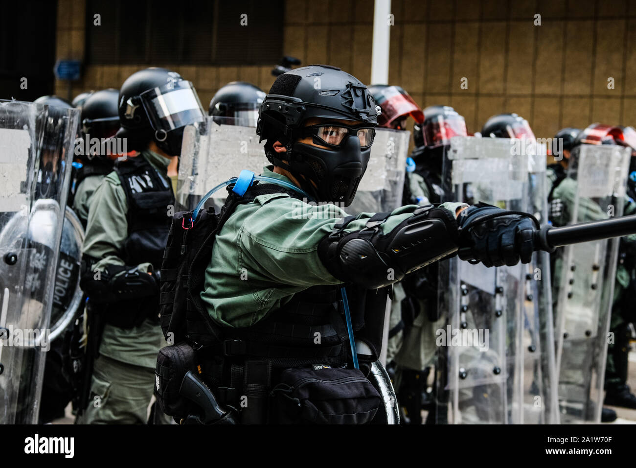 Hong Kong, China. 29th Sep, 2019. Riot police stand guard near shopping ...