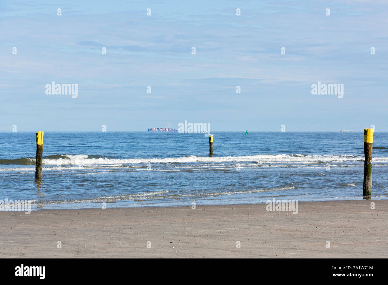 Norderney, Nordstrand, Strand, Meer, Containerschiff Stock Photo - Alamy