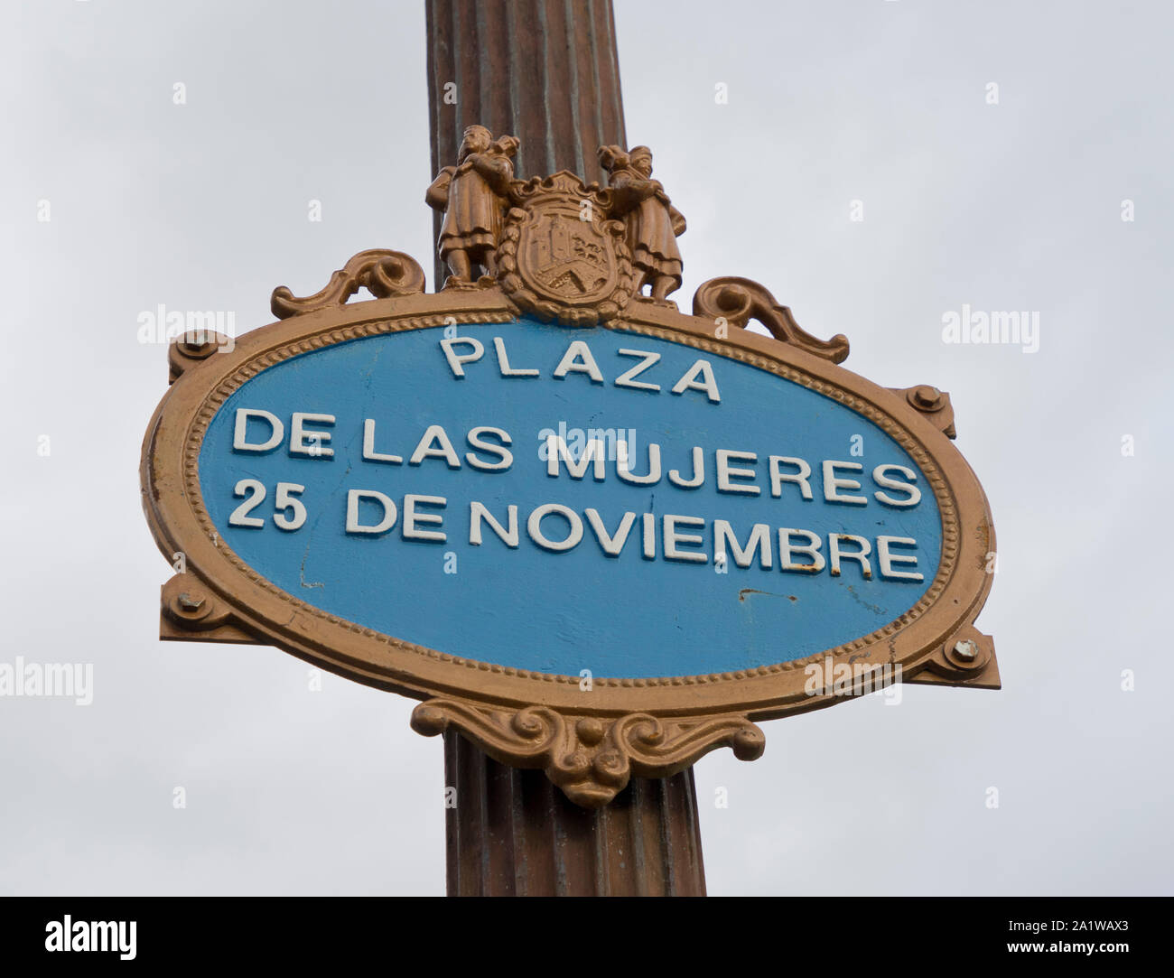 Signs in spanish hi-res stock photography and images - Alamy