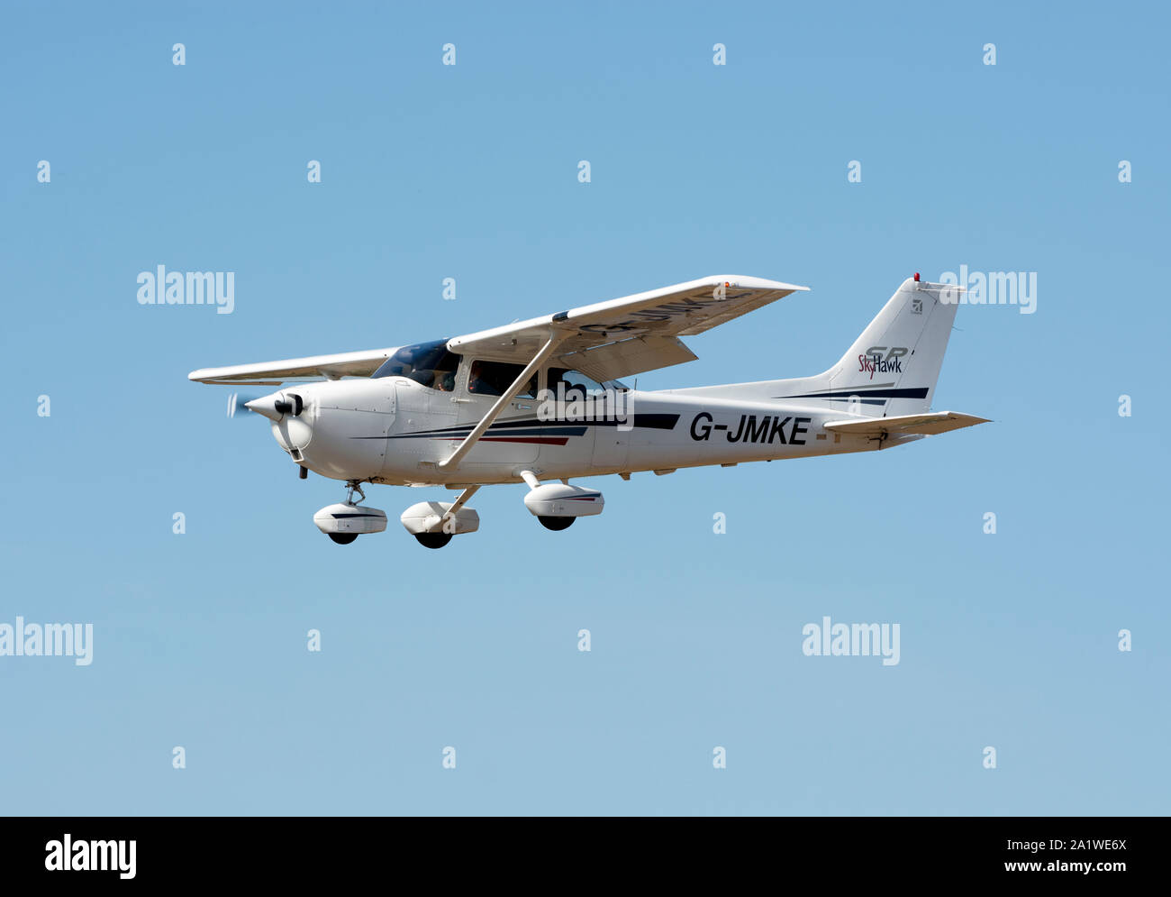 Cessna 172 skyhawk landing hi-res stock photography and images - Alamy