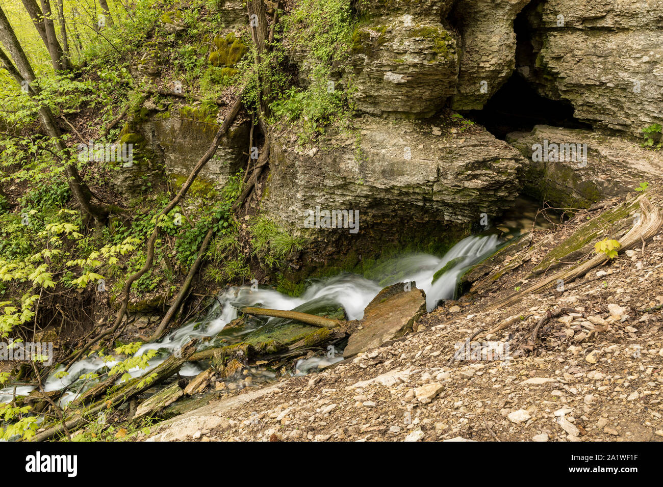 Mossy cave waterfall hi-res stock photography and images - Alamy