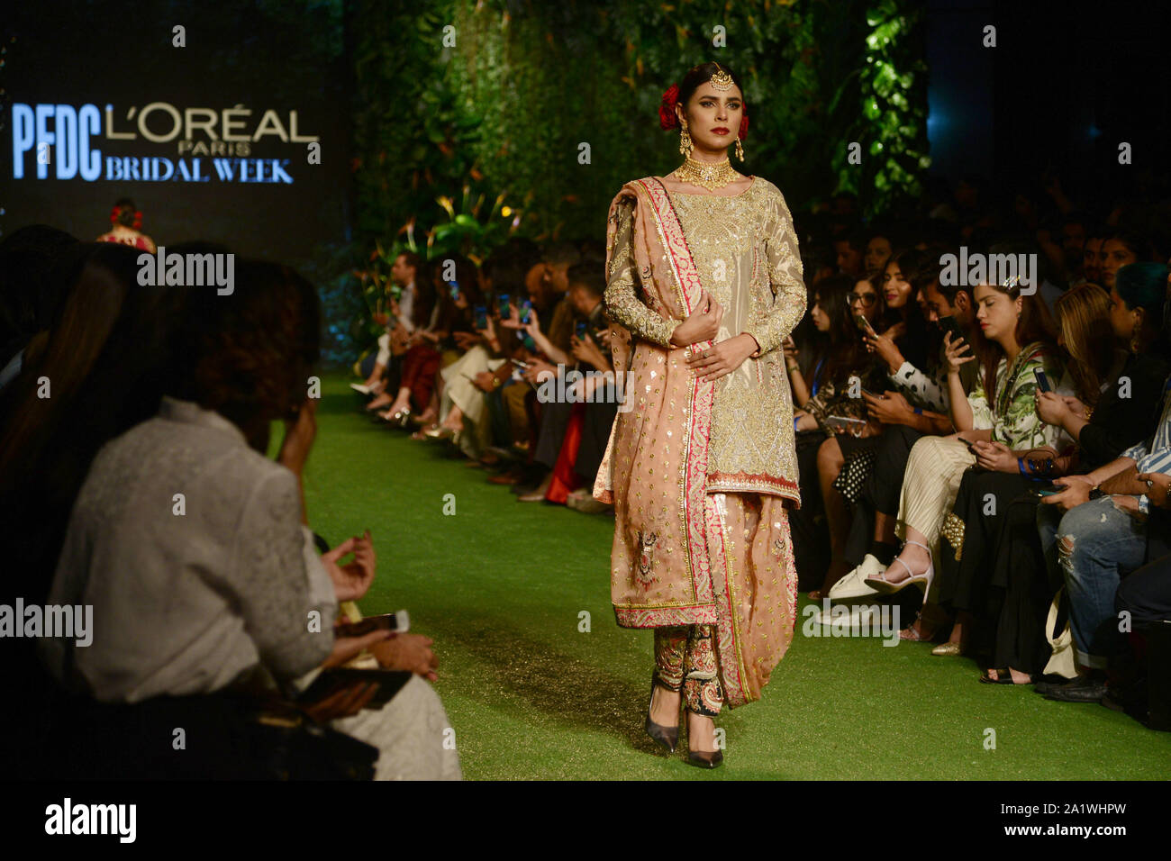 Lahore, Pakistan. 27th Sep, 2019. Models walks on ramp and presenting ...