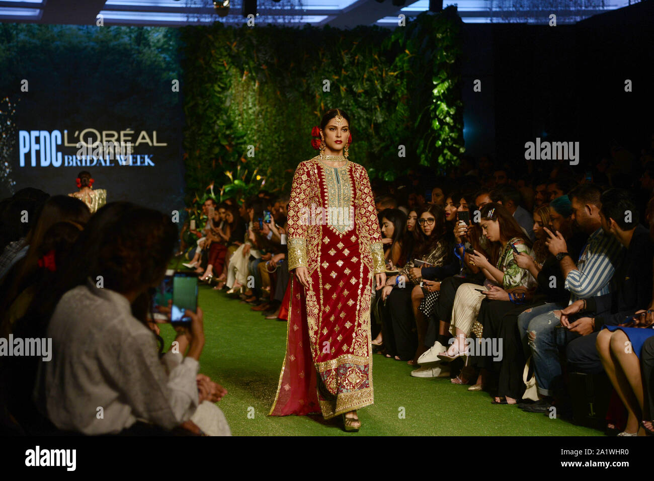 Lahore, Pakistan. 27th Sep, 2019. Models walks on ramp and presenting ...