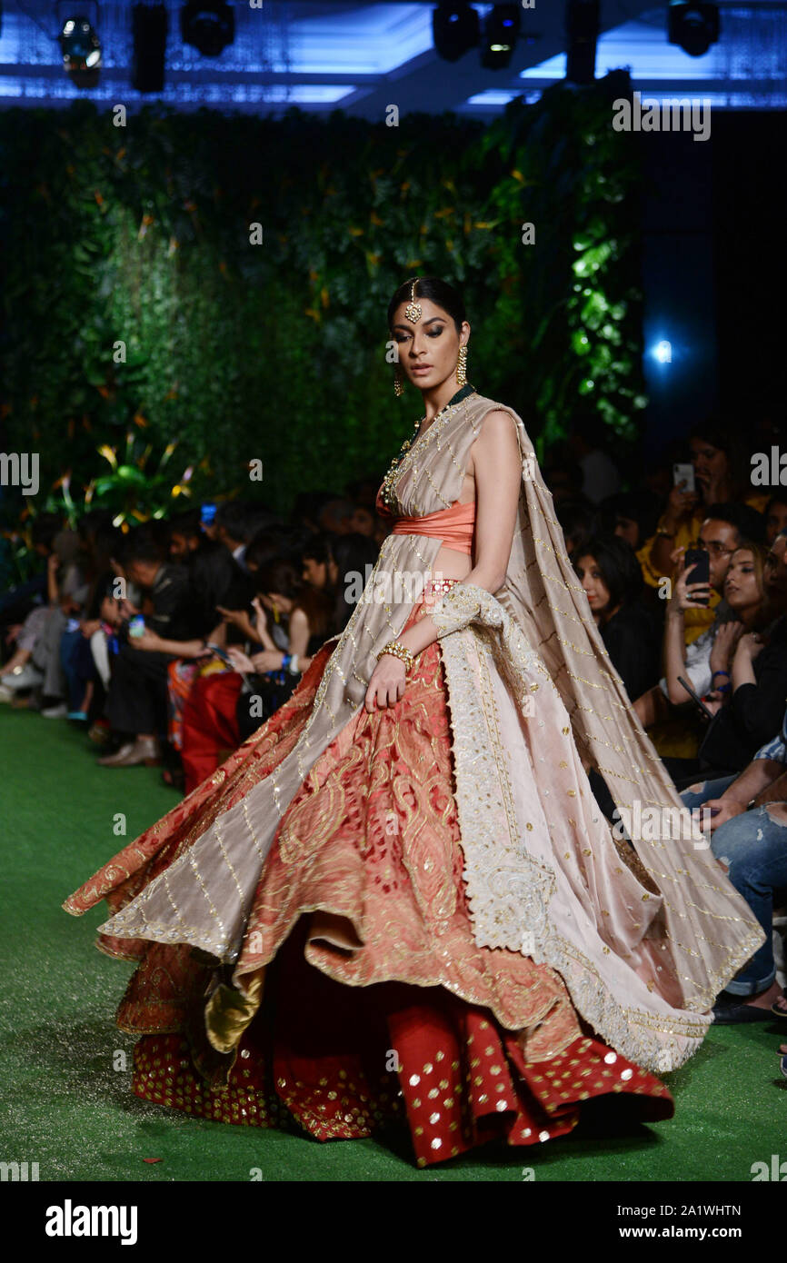 Lahore, Pakistan. 27th Sep, 2019. Models walks on ramp and presenting ...