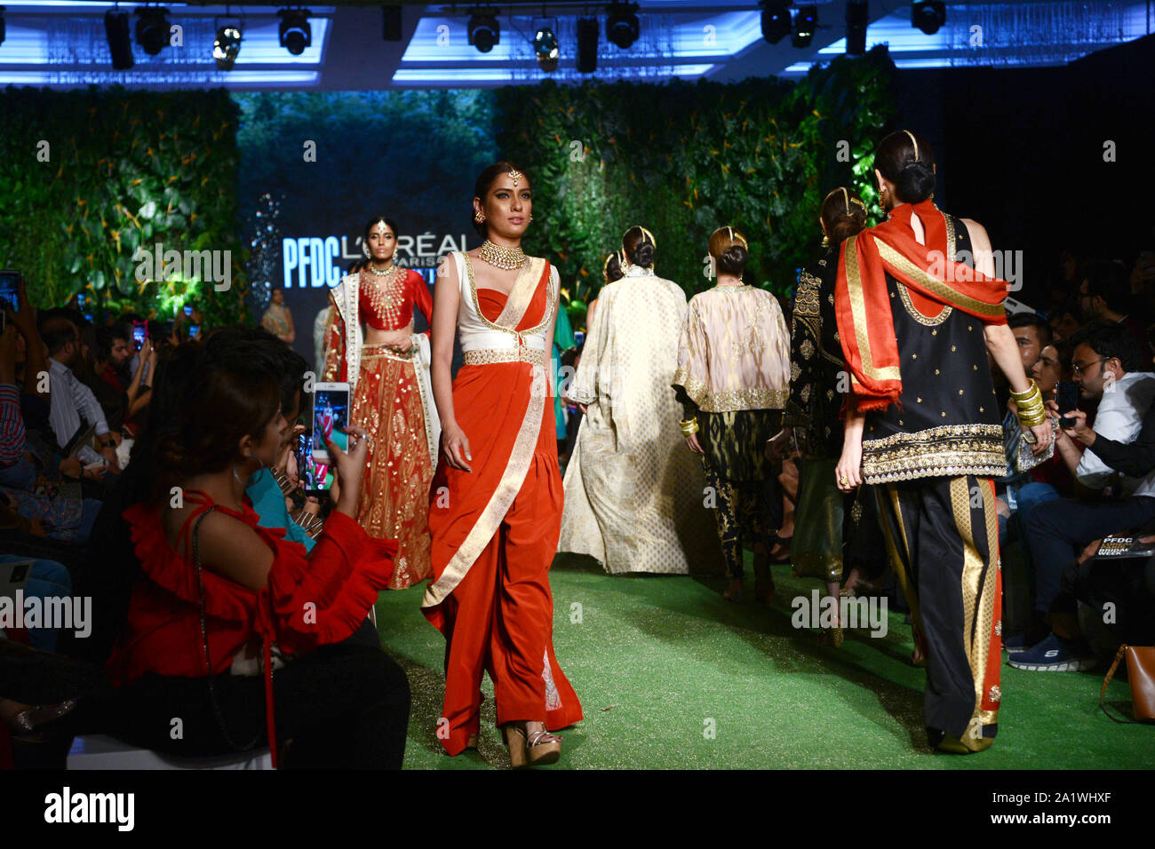 Lahore, Pakistan. 27th Sep, 2019. Models walks on ramp and presenting ...