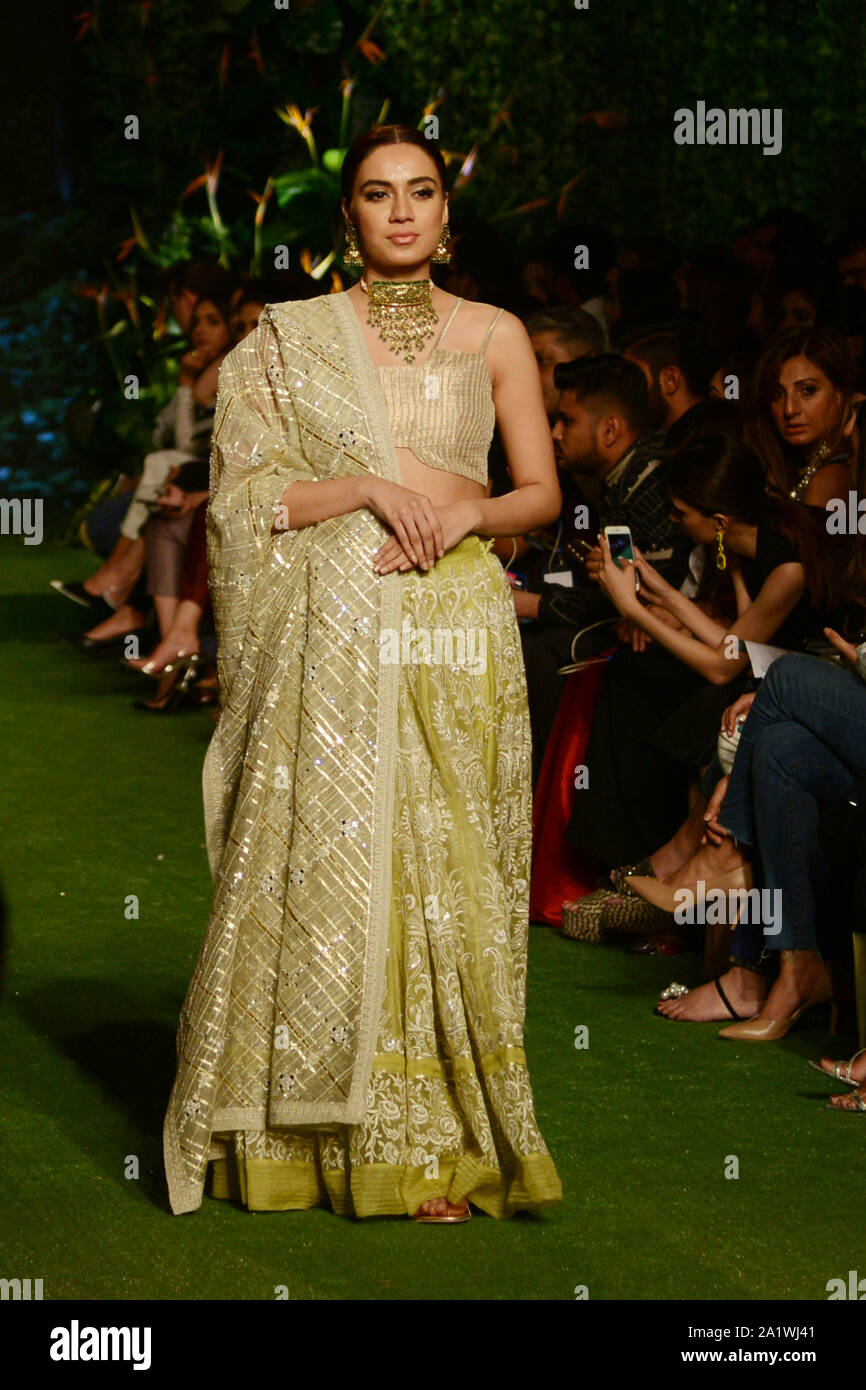 Lahore, Pakistan. 27th Sep, 2019. Models walks on ramp and presenting ...