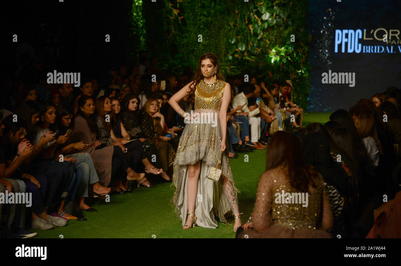 Lahore, Pakistan. 27th Sep, 2019. Models walks on ramp and presenting ...