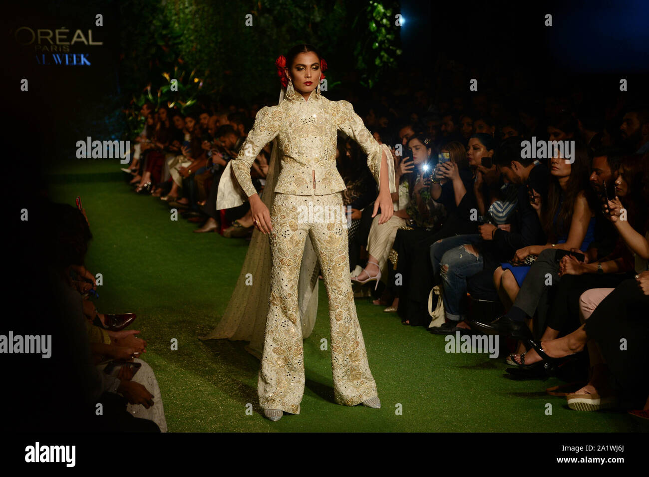 Lahore, Pakistan. 27th Sep, 2019. Models walks on ramp and presenting ...