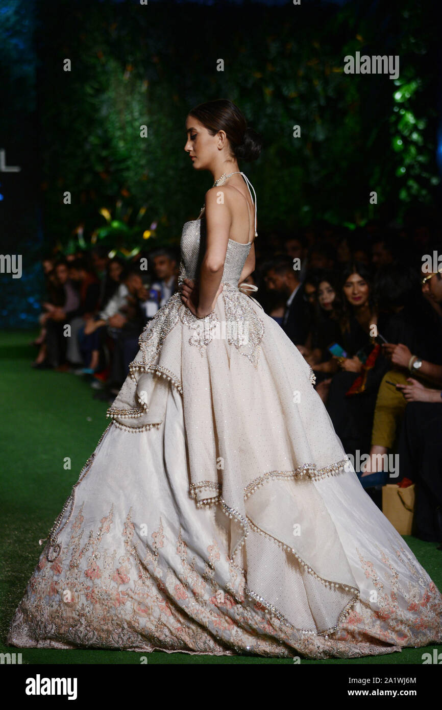 Lahore, Pakistan. 27th Sep, 2019. Models walks on ramp and presenting ...