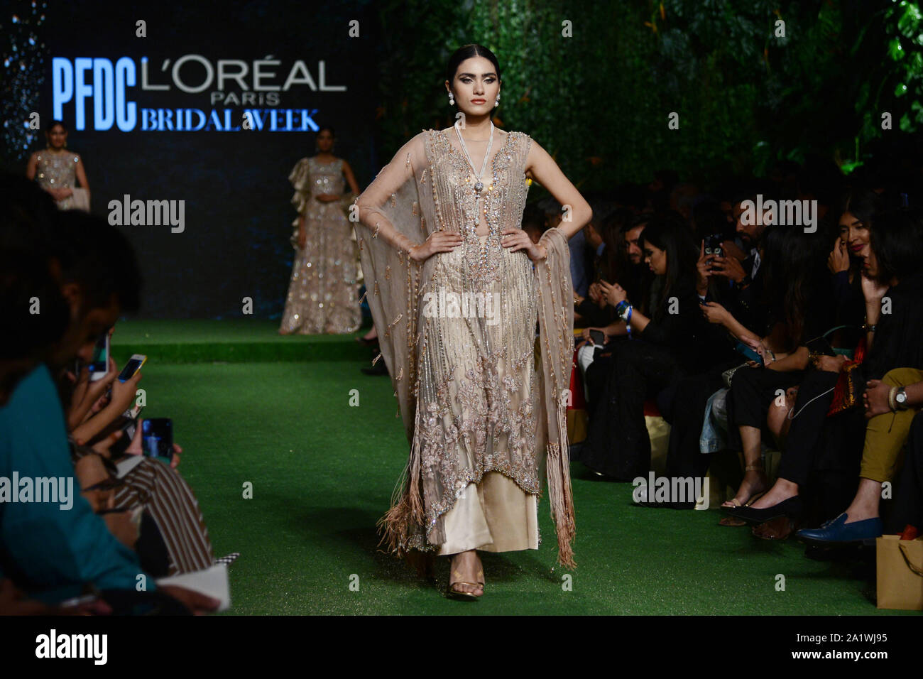 Lahore, Pakistan. 27th Sep, 2019. Models walks on ramp and presenting ...