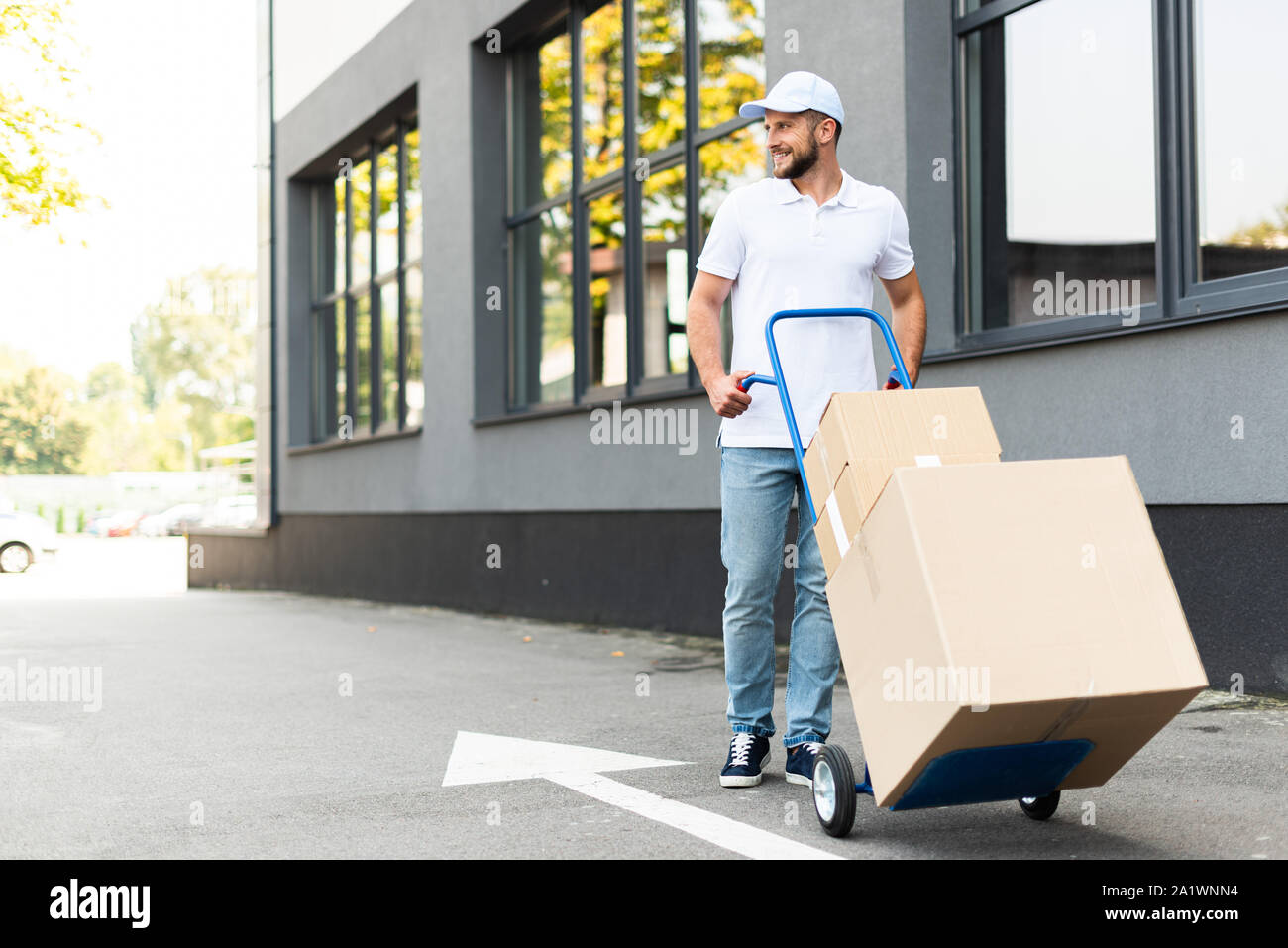 Bearded delivery man in blue hi-res stock photography and images - Alamy