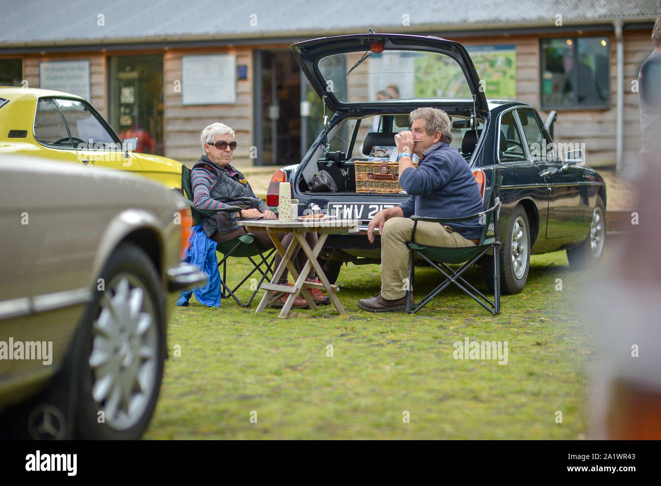 Couple have picnic at classic car gathering at sudeley castle hi-res ...