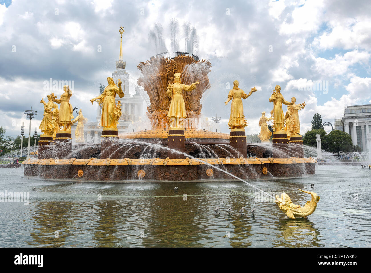 Friendship sculptures hi-res stock photography and images - Alamy