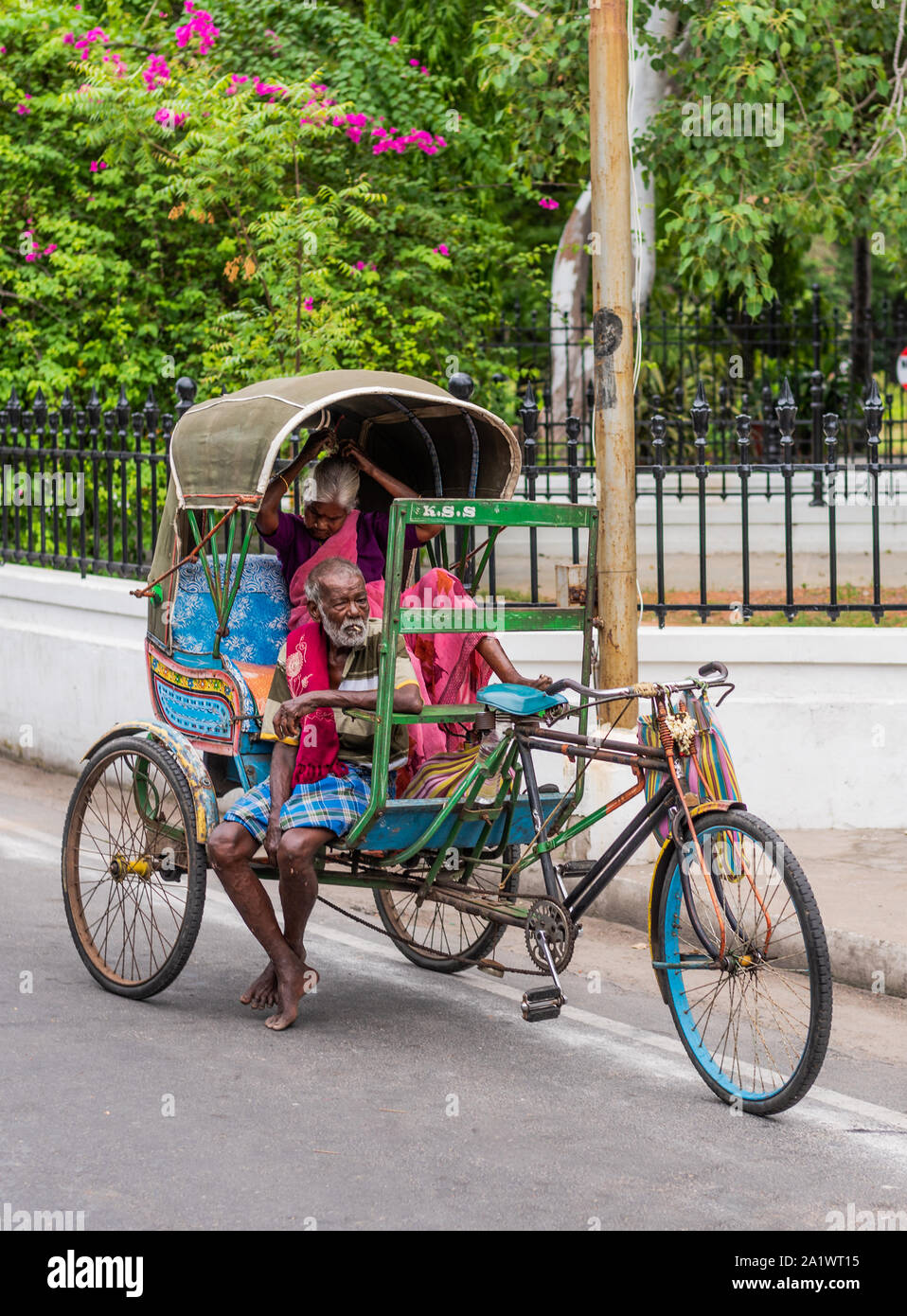 Cycle rickshaw means of transport hi-res stock photography and images ...