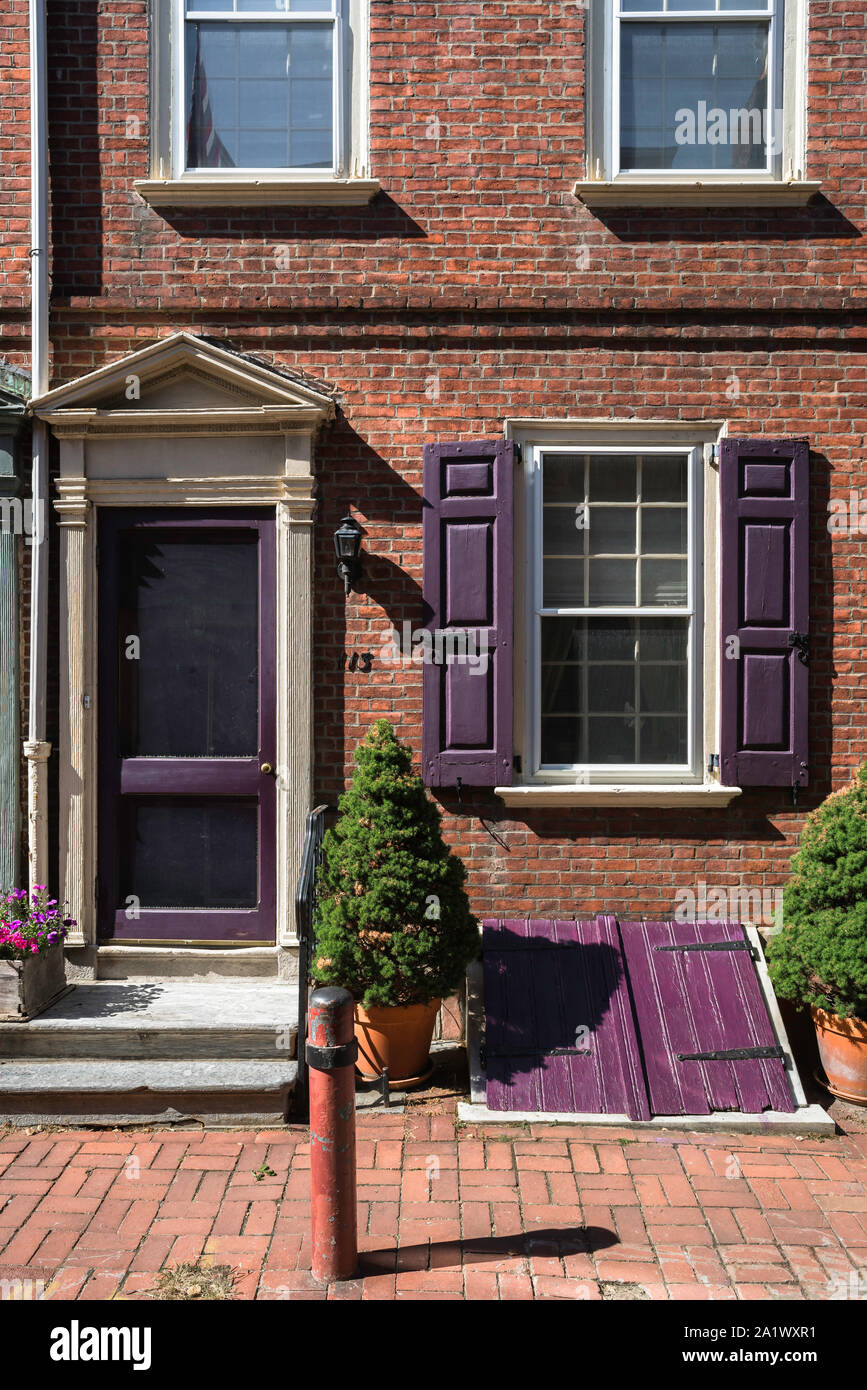 USA colonial, detail of a Georgian row house in Elfreth's Alley - site ...