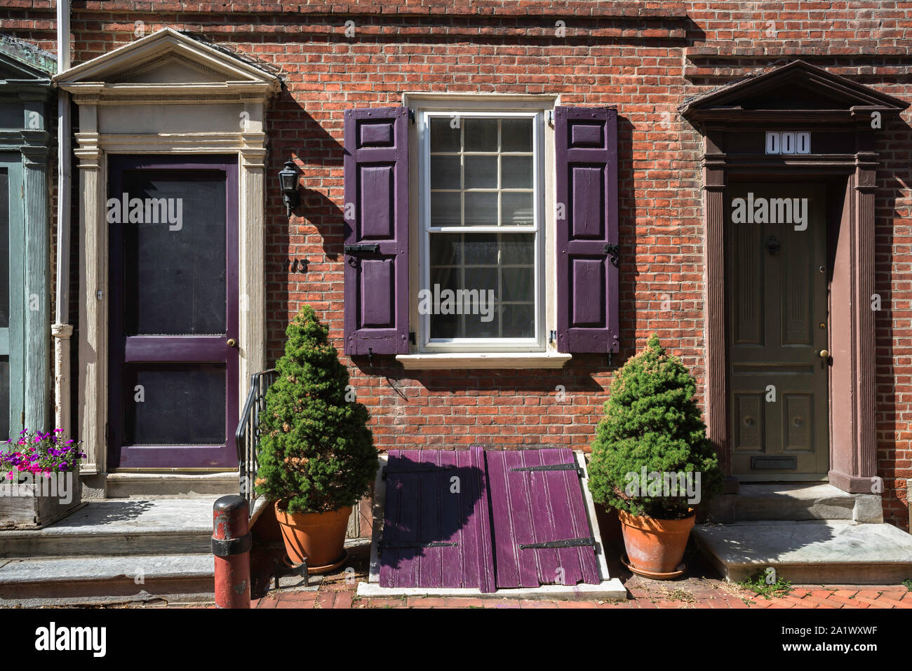 USA colonial, detail of Georgian row houses in Elfreth's Alley - site ...