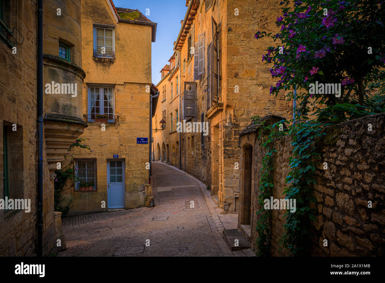Medieval french buildings in sarlat hi-res stock photography and images ...