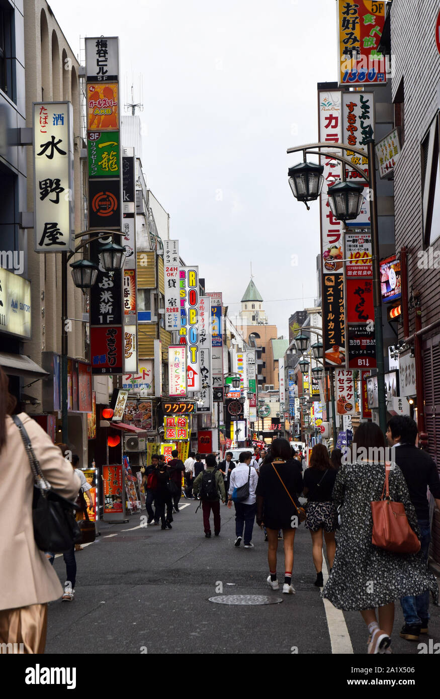 busy side street, shinjuku, tokyo, japan Stock Photo - Alamy