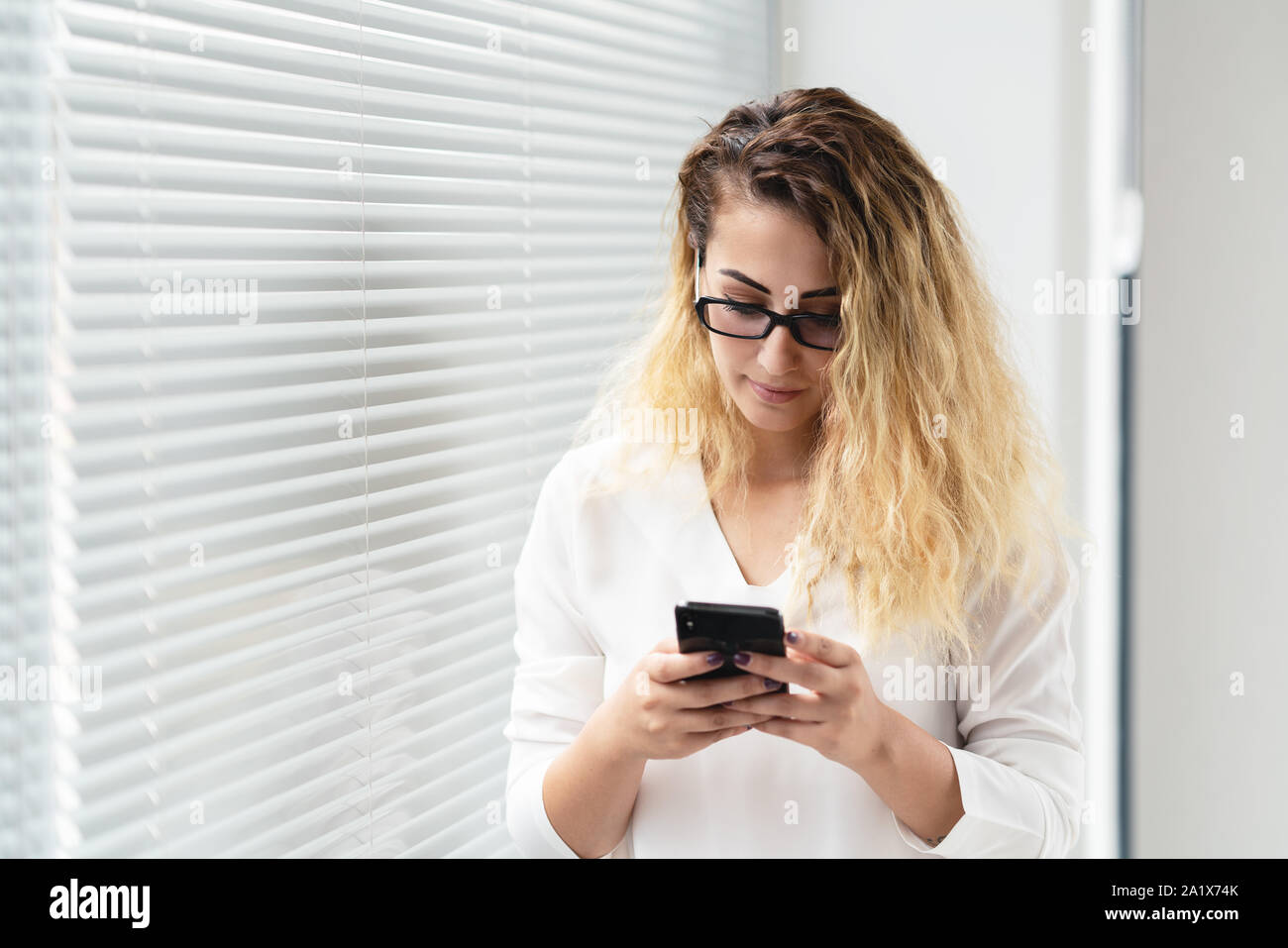 Answering sms hi-res stock photography and images - Alamy