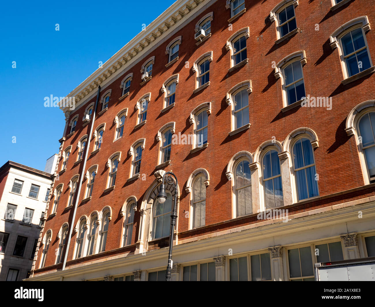 Red facade in downtown manhattan hi-res stock photography and images ...