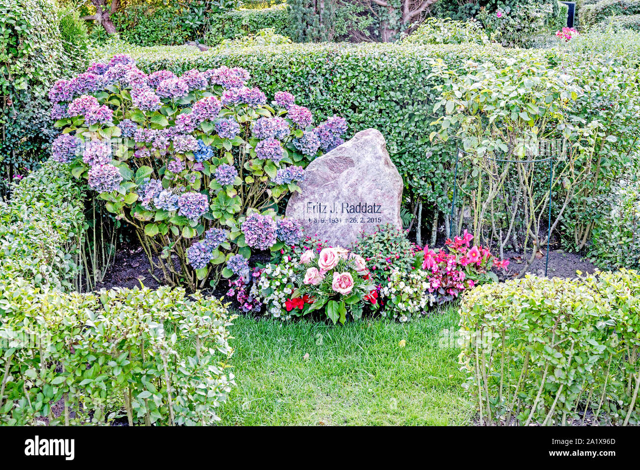 Grab von Fritz J. Raddatz auf dem Friedhof von Keitum auf Sylt Stock ...