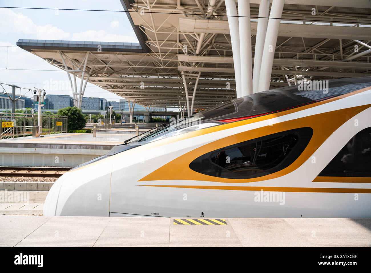 Shanghai, Shanghai, China. 26th Sep, 2019. A Fuxing high speed train ...