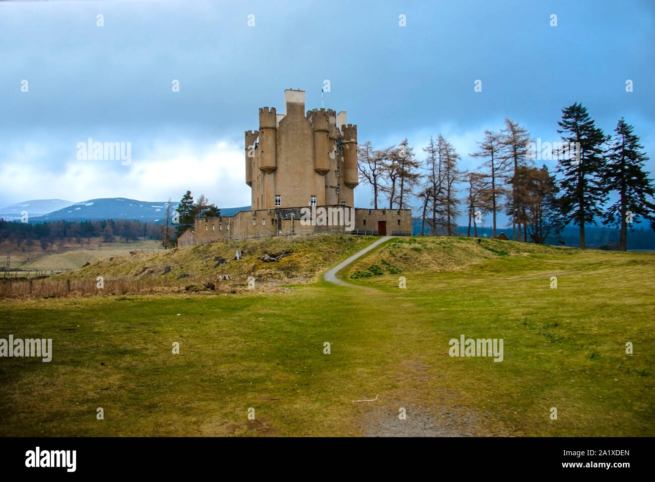 Braemar scotland village hi-res stock photography and images - Alamy