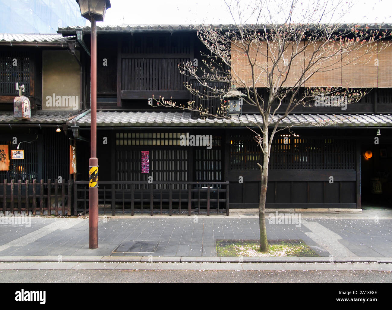 Old wooden house in Kyoto. Traditional architecture Stock Photo - Alamy