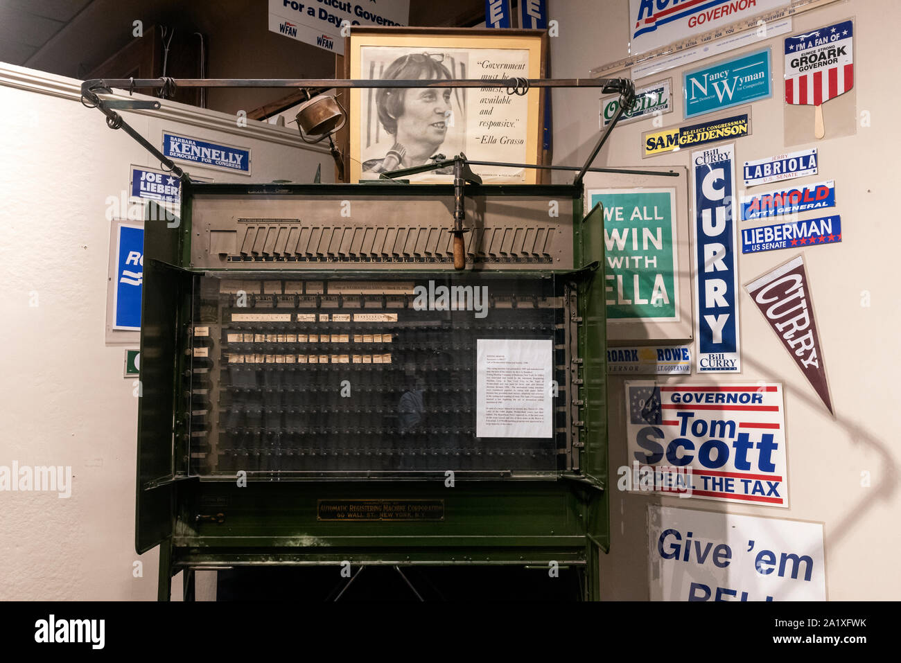 Voting machine hi-res stock photography and images - Alamy