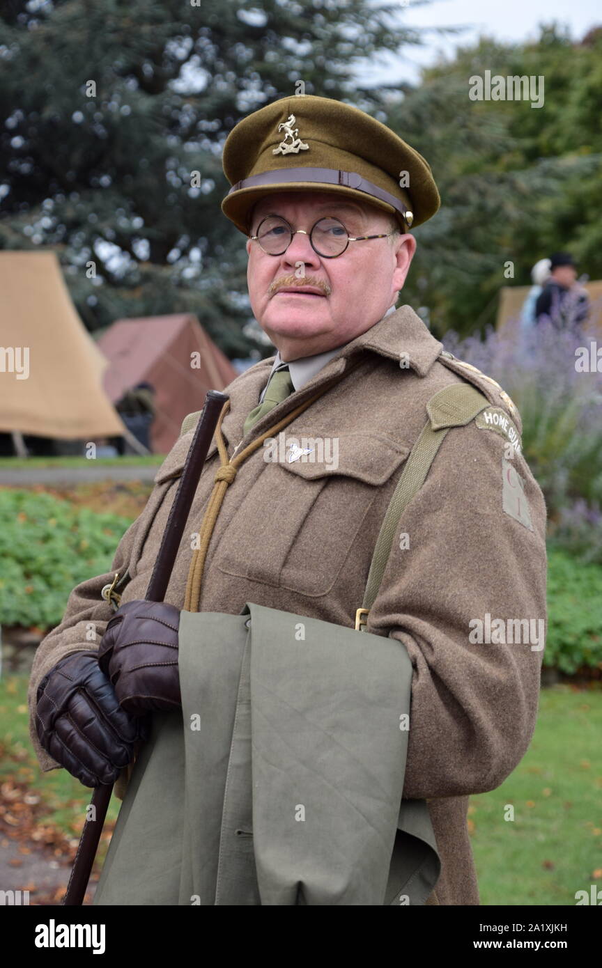 Captain mainwaring dad’s army hi-res stock photography and images - Alamy