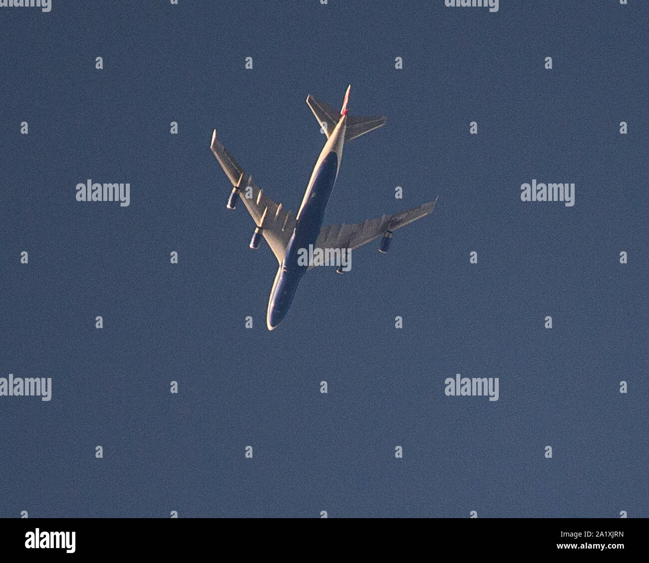 Boeing 747 flying hi-res stock photography and images - Alamy