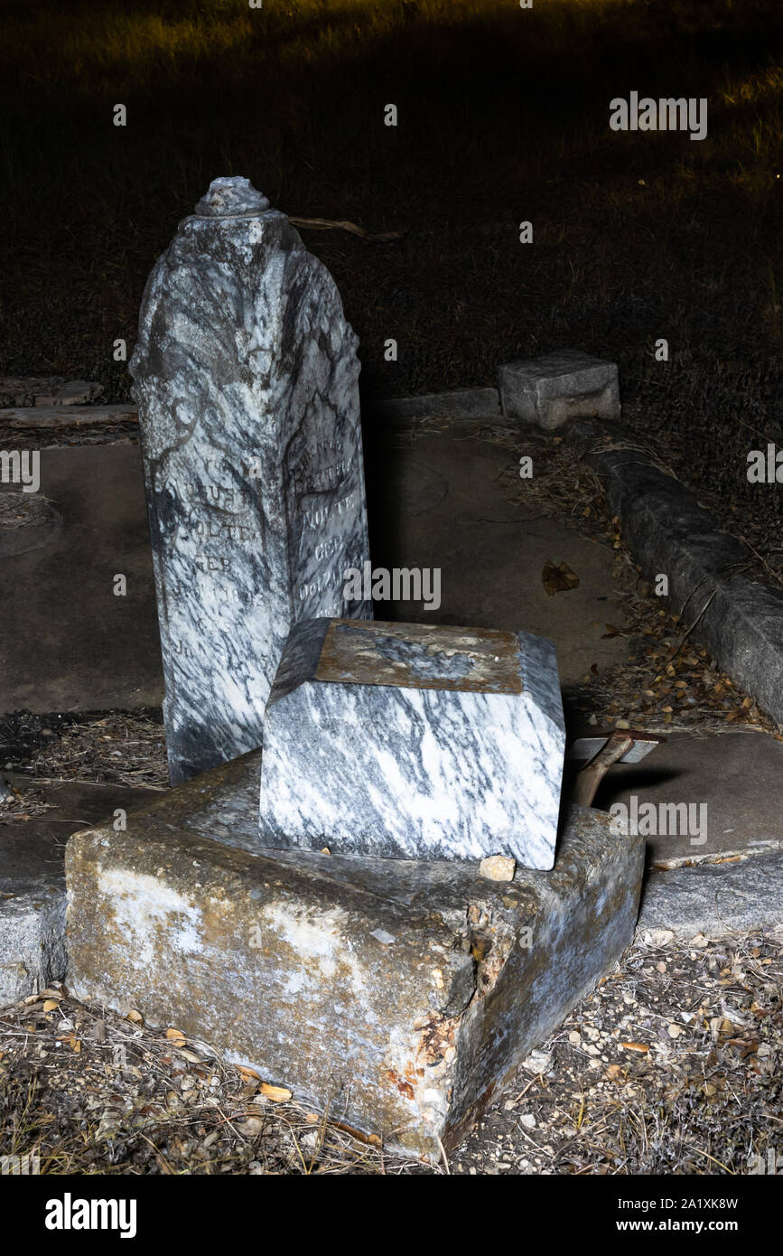 Metal headstone hi-res stock photography and images - Alamy