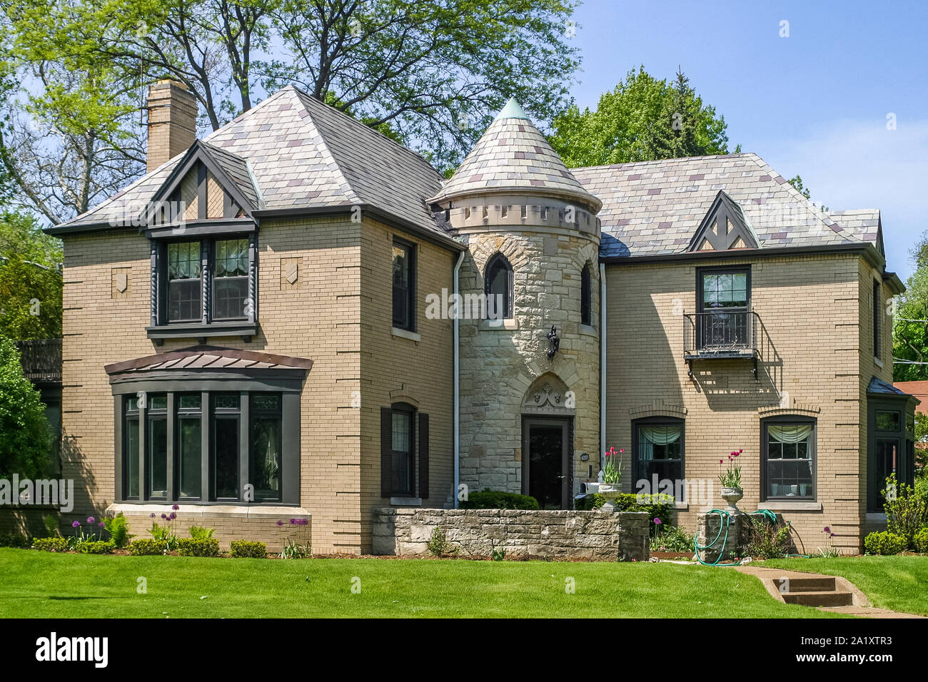 Residential building in the Old Edgebrook neighborhood Stock Photo - Alamy