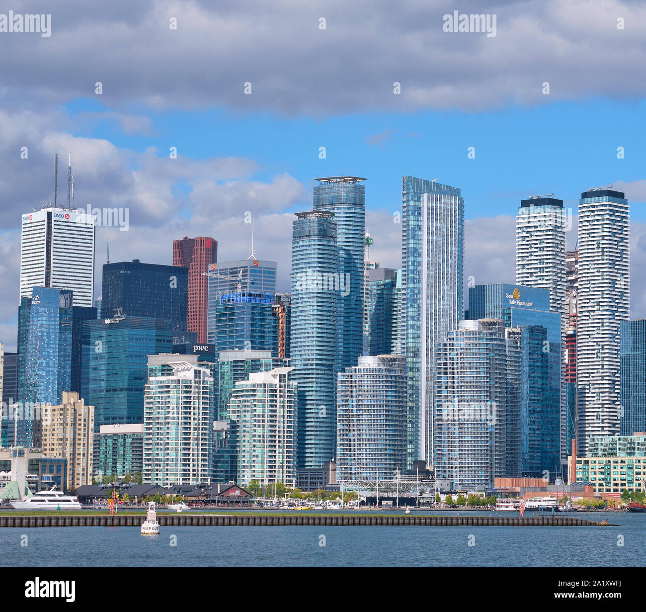 View from the Toronto Islands of the financial district of Toronto ...