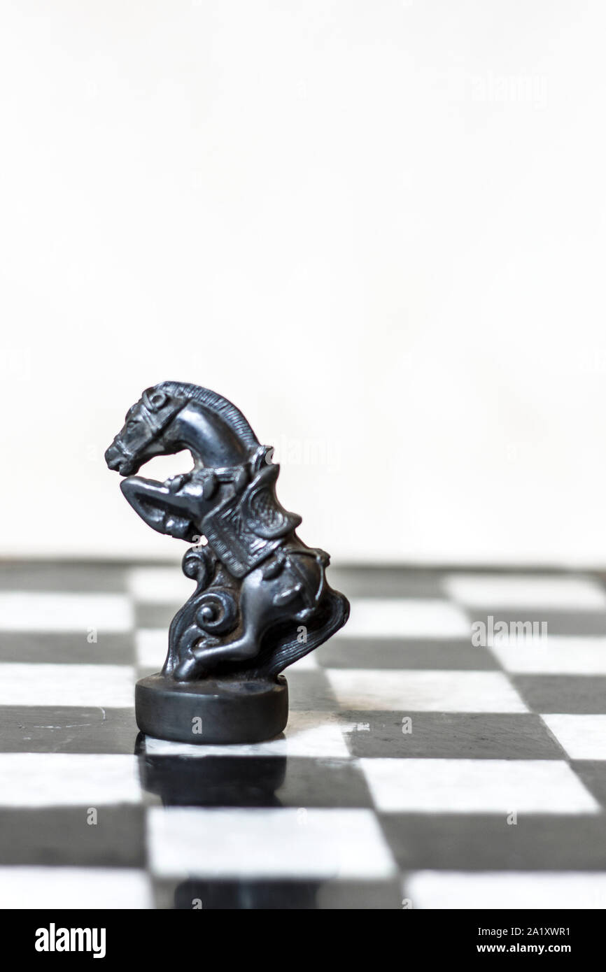Knight on a chess board hi-res stock photography and images - Alamy