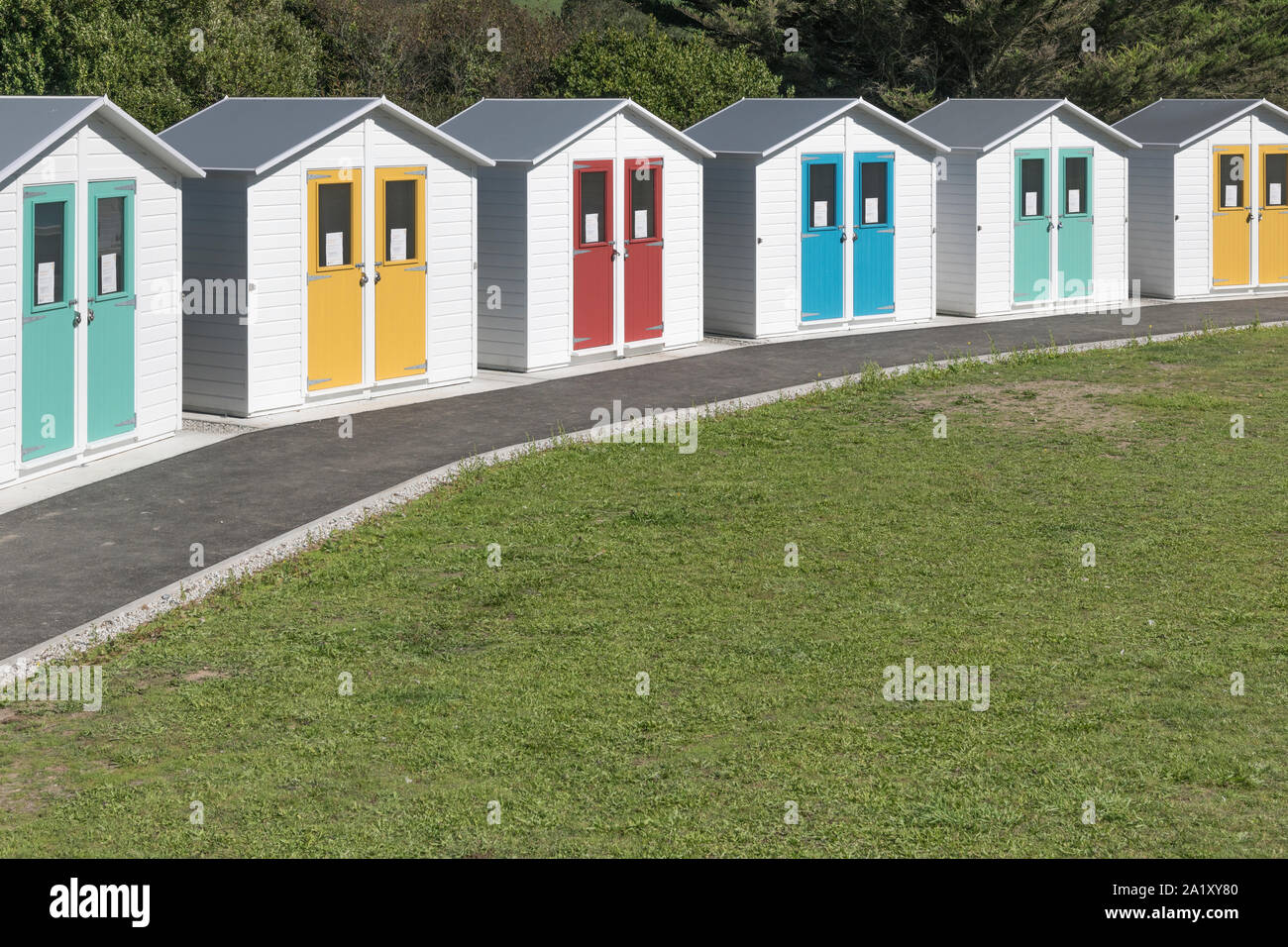 Beach huts at Par Beach, Cornwall, in sunshine. Staycation UK, Cornwall ...
