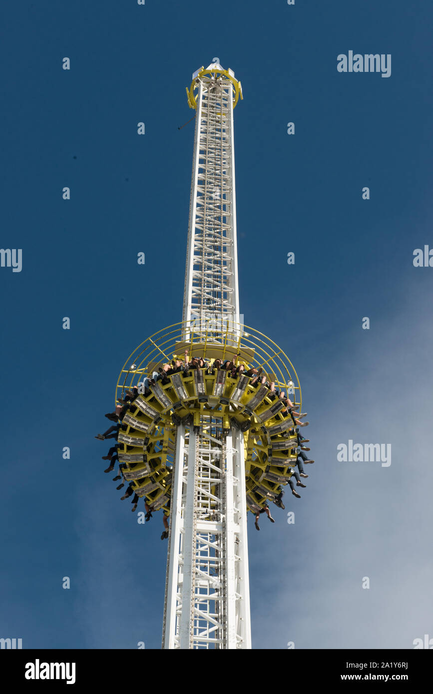 Free fall tower hi-res stock photography and images - Alamy