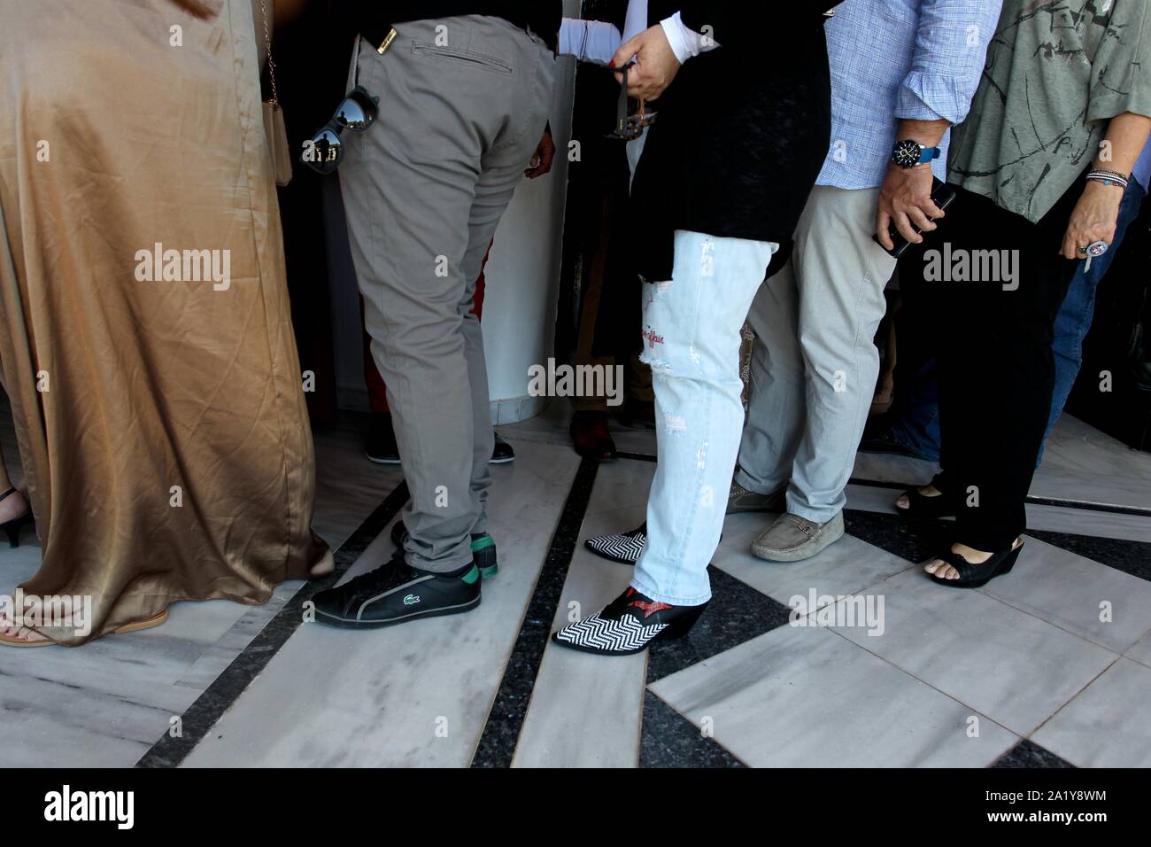 Queuing queue standing stand in line hi-res stock photography and ...