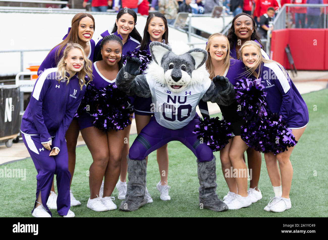 Cheerleaders mascot hi-res stock photography and images - Alamy