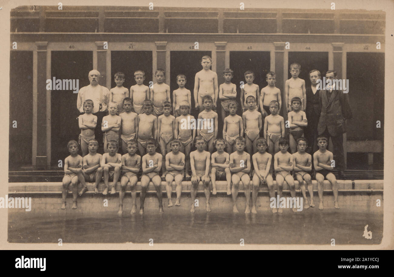 Vintage group of swimmers hi-res stock photography and images - Alamy