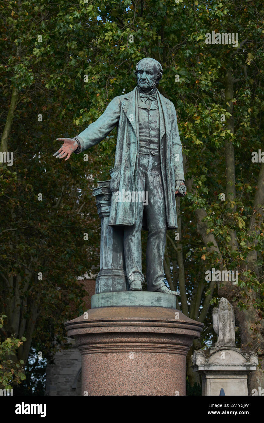 Statue of William Gladstone bromley by bow Stock Photo - Alamy