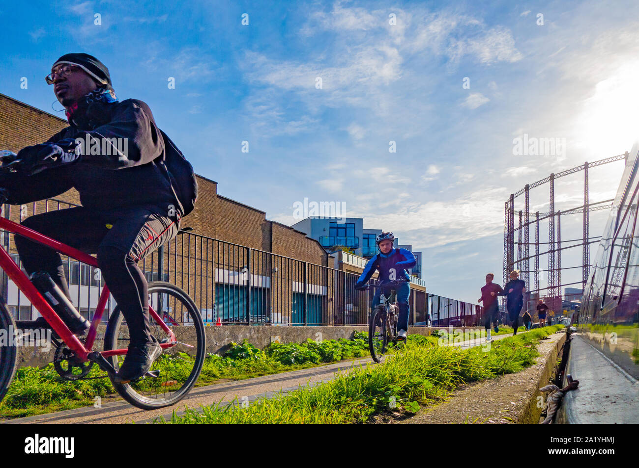 Commuter cycles along towpath on london canal hi-res stock photography ...