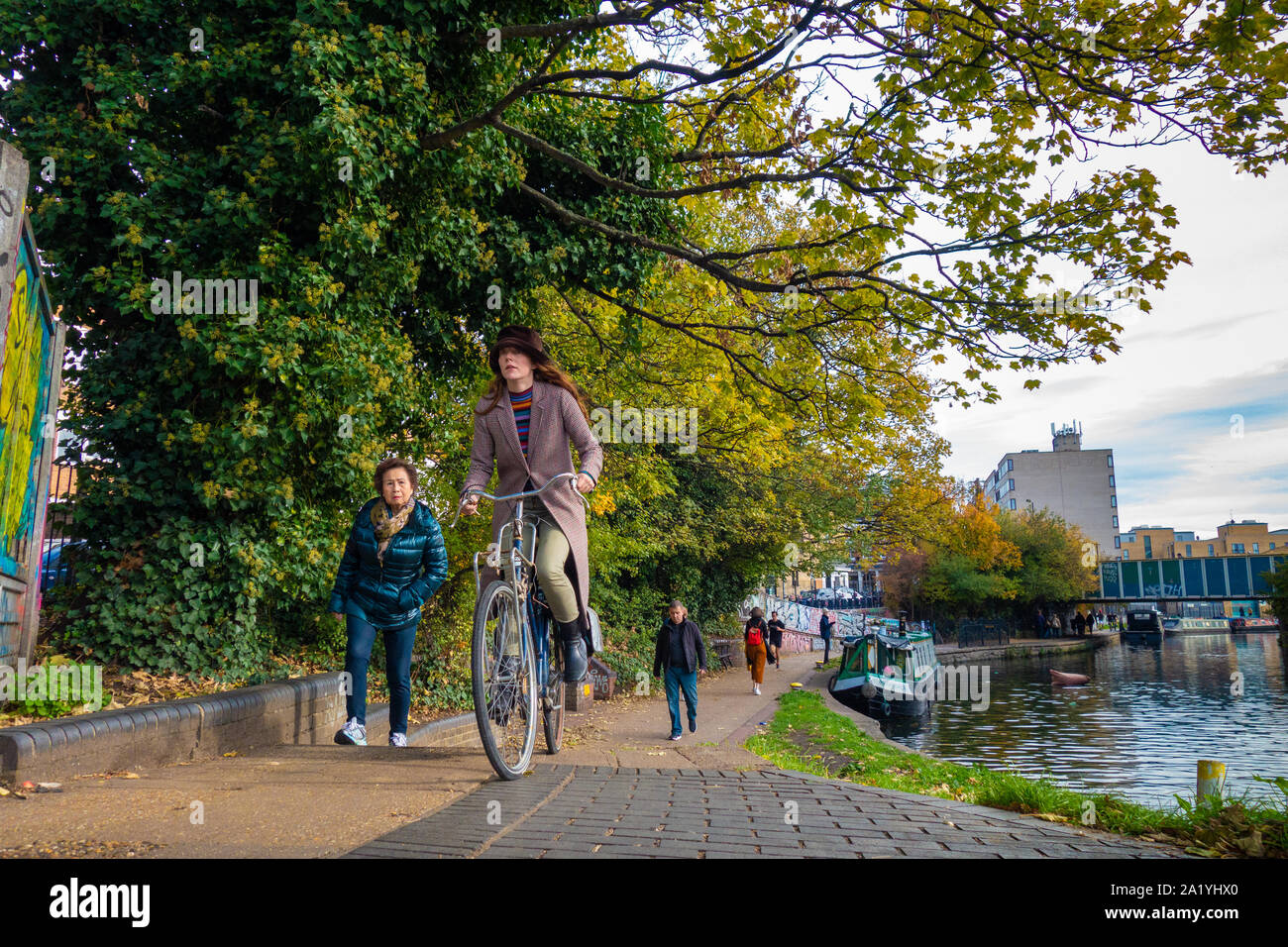 Commuter cycles along towpath on London canal Stock Photo - Alamy