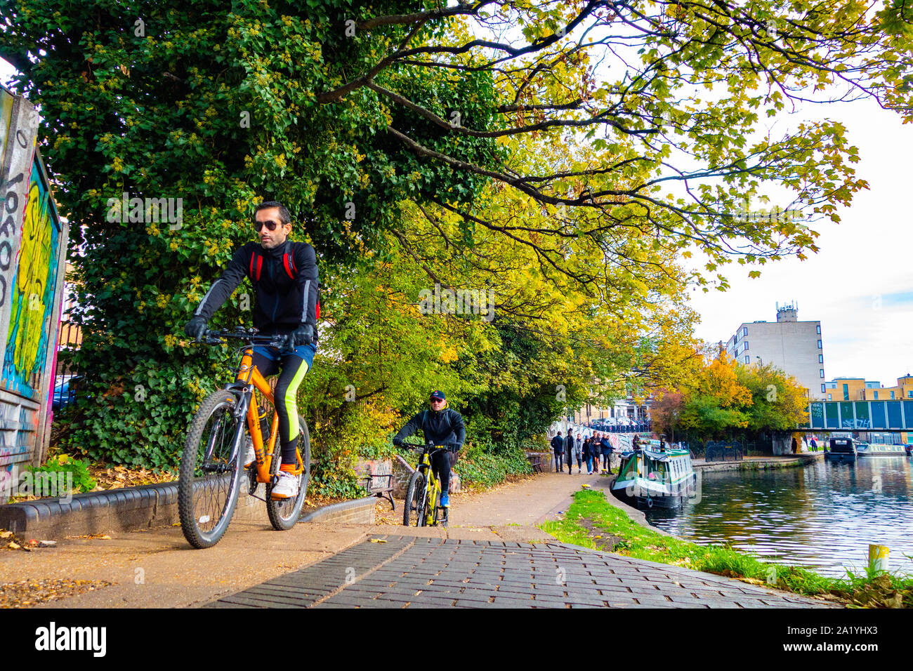Commuter cycles along towpath on London canal Stock Photo - Alamy
