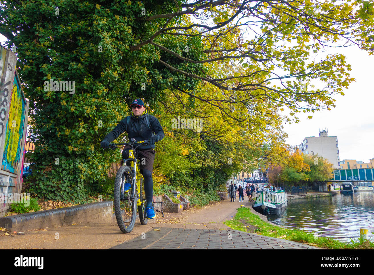 Commuter cycles along towpath on London canal Stock Photo - Alamy